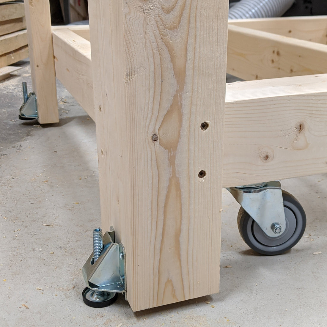 Mobile Workbench / Outfeed Table | Build Plans – DIY Montreal Store